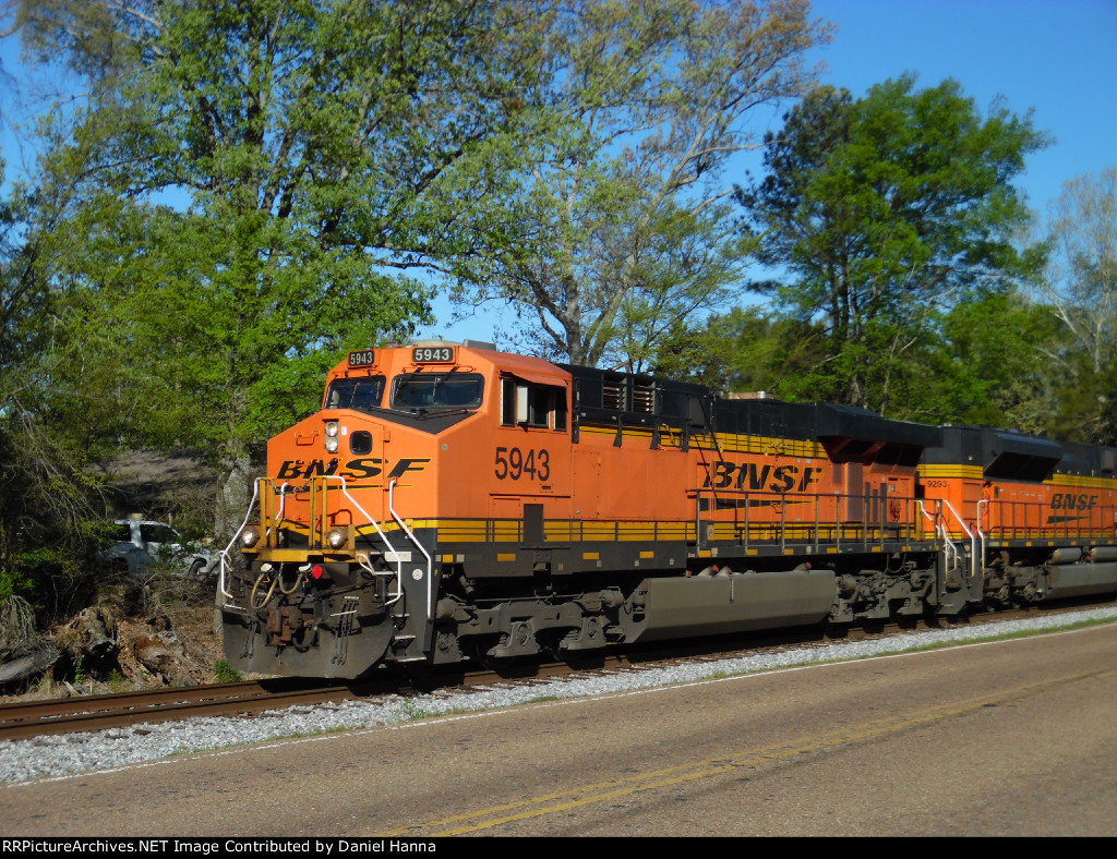 BNSF 5943 leads NS 734
